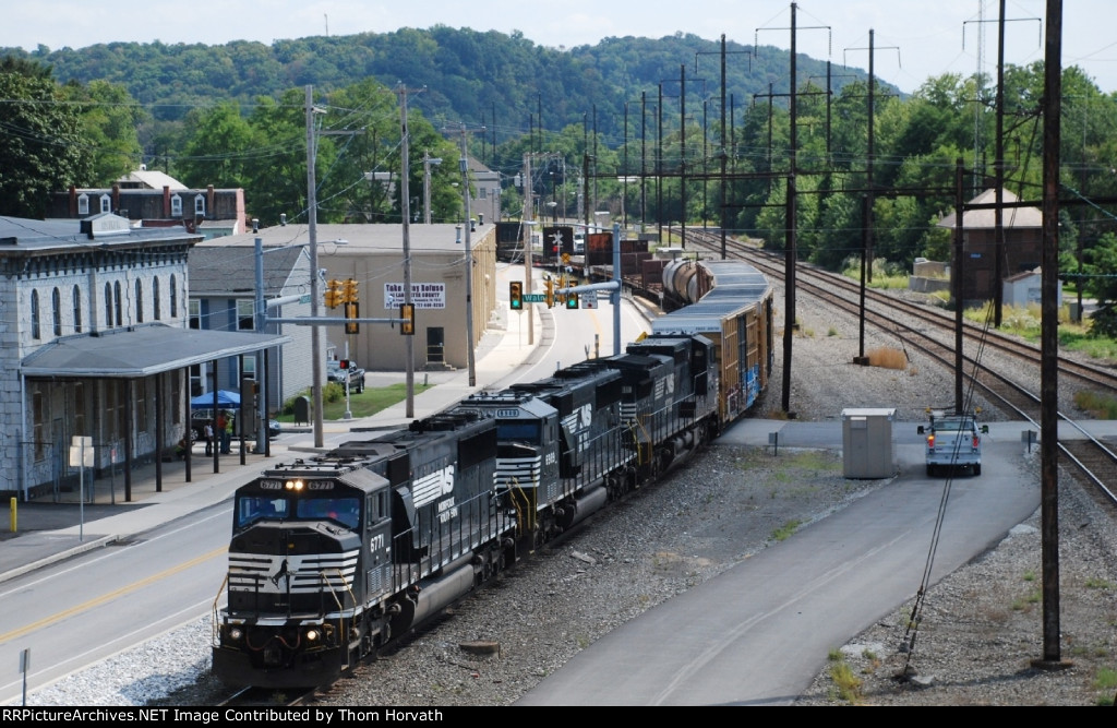 NS's H19 heads north on to the Port Road up to Enola